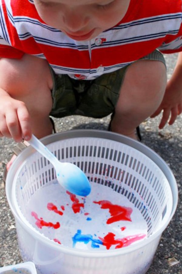 Classic 4th of July Spin Art Streamers Craft for Kids - HOAWG