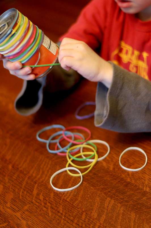 Rubber Band Activity to Keep Kids Busy When You Need It - HOAWG