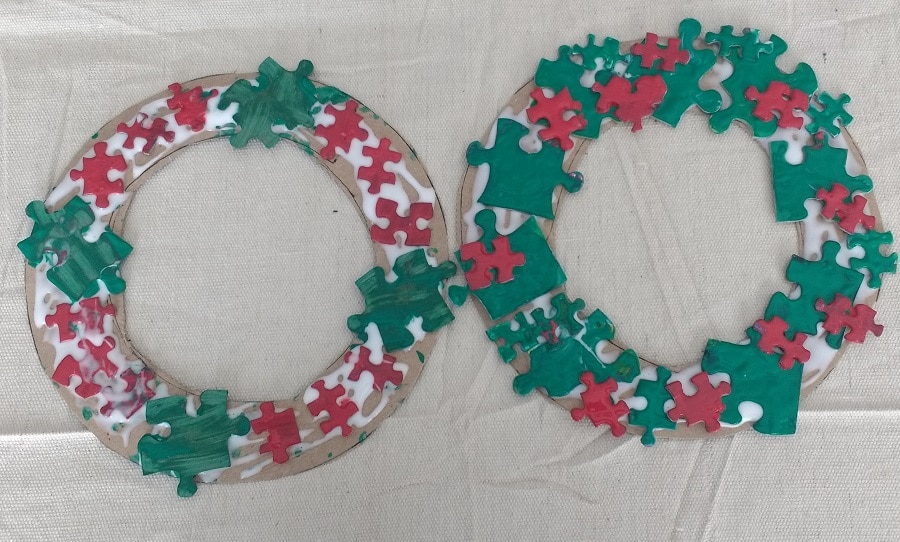 Puzzle Piece Wreath Christmas Craft Easy for Toddlers - HOAWG