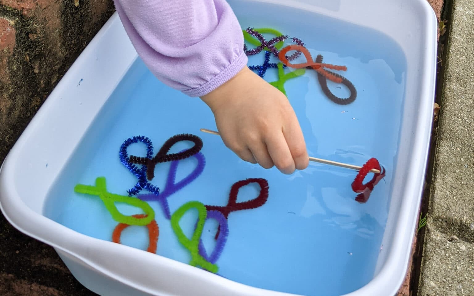 Pipe Cleaner Fishing Game for Toddlers Activity Fun - HOAWG