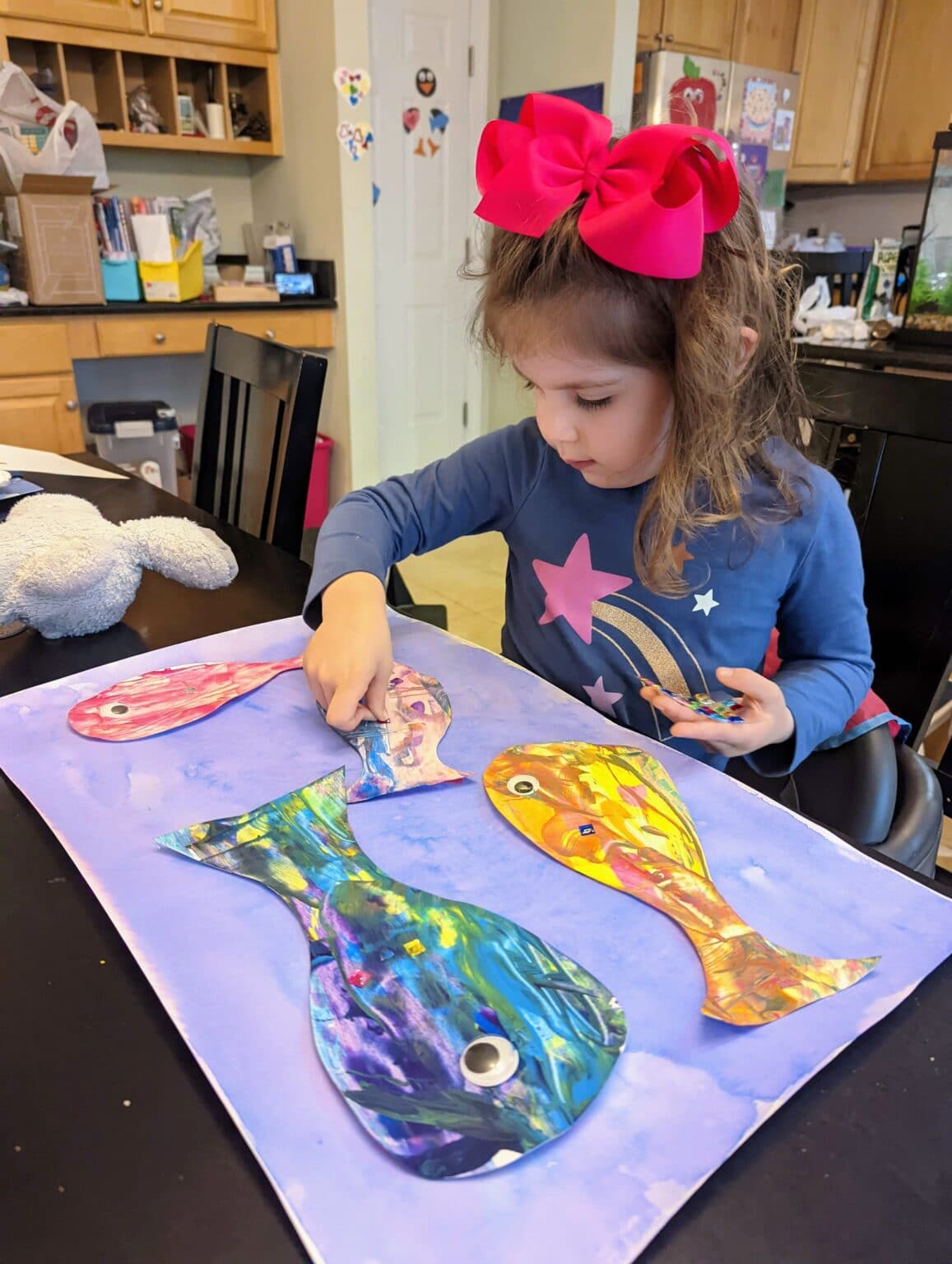 Fish Art Project for Creative Kids! Fill Up the Ocean Craft - HOAWG